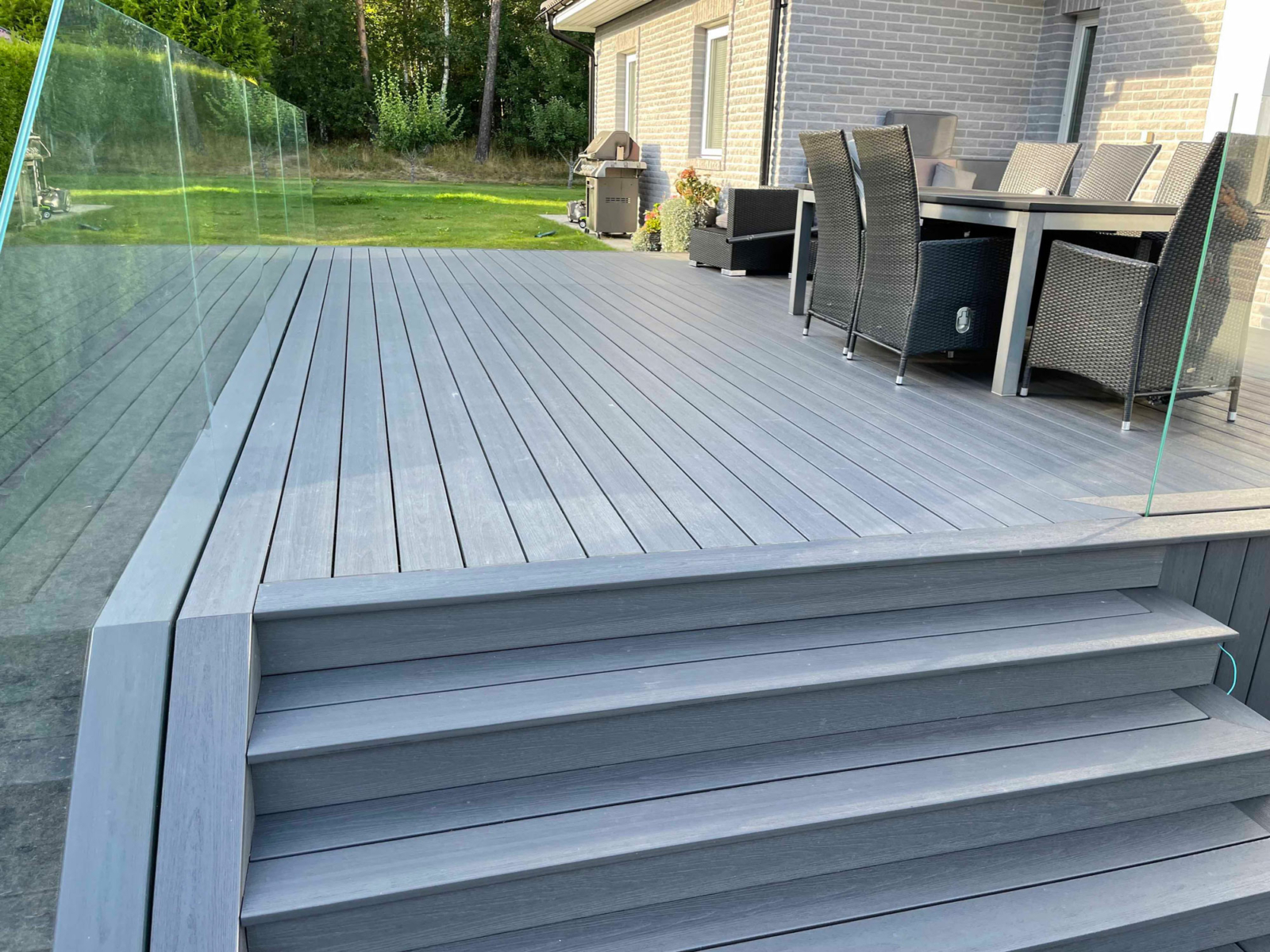 Fiberon composite decking for detached house in Märsta - SubFloor